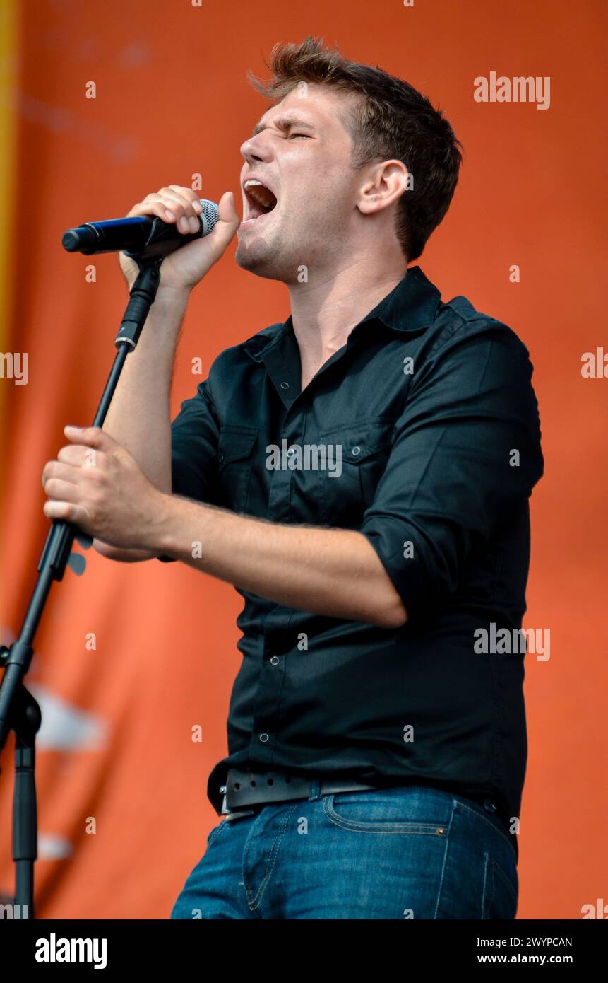 Girls performing v festival hi-res stock photography and images - Alamy