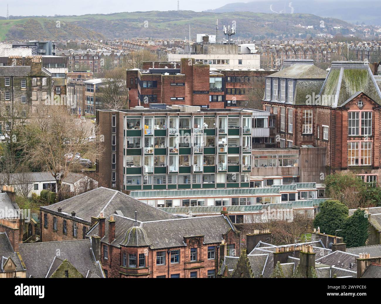 Edinburgh old town flats hi-res stock photography and images - Alamy