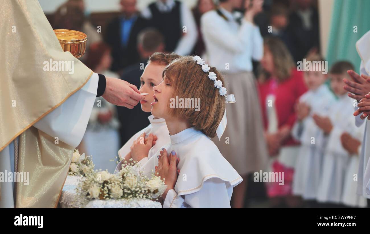 Holy communion girls hi-res stock photography and images - Alamy