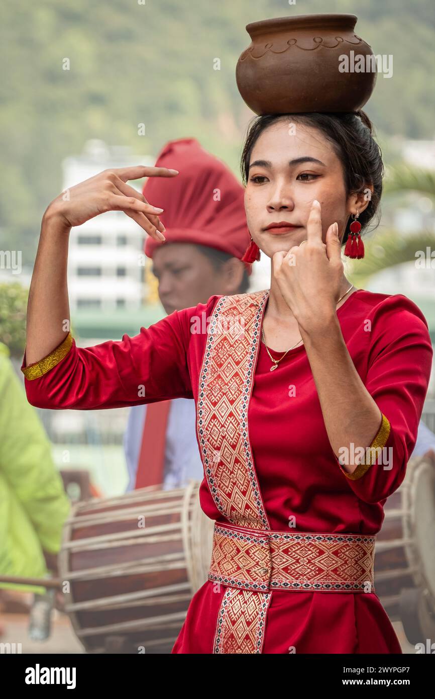 Vietnamese cultural dance hi-res stock photography and images - Alamy