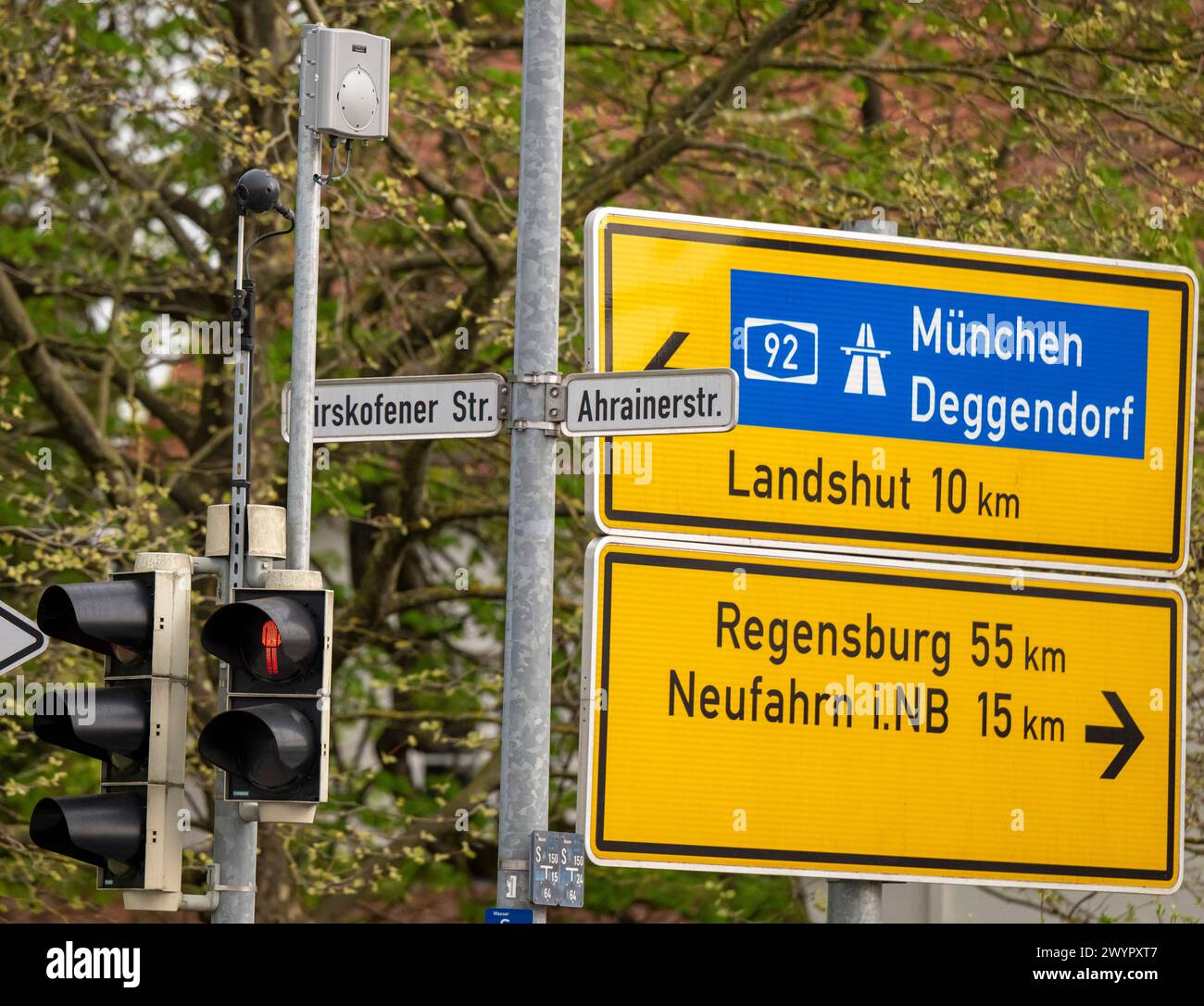 Essenbach, Germany. 08th Apr, 2024. The "traffic light of the future ...