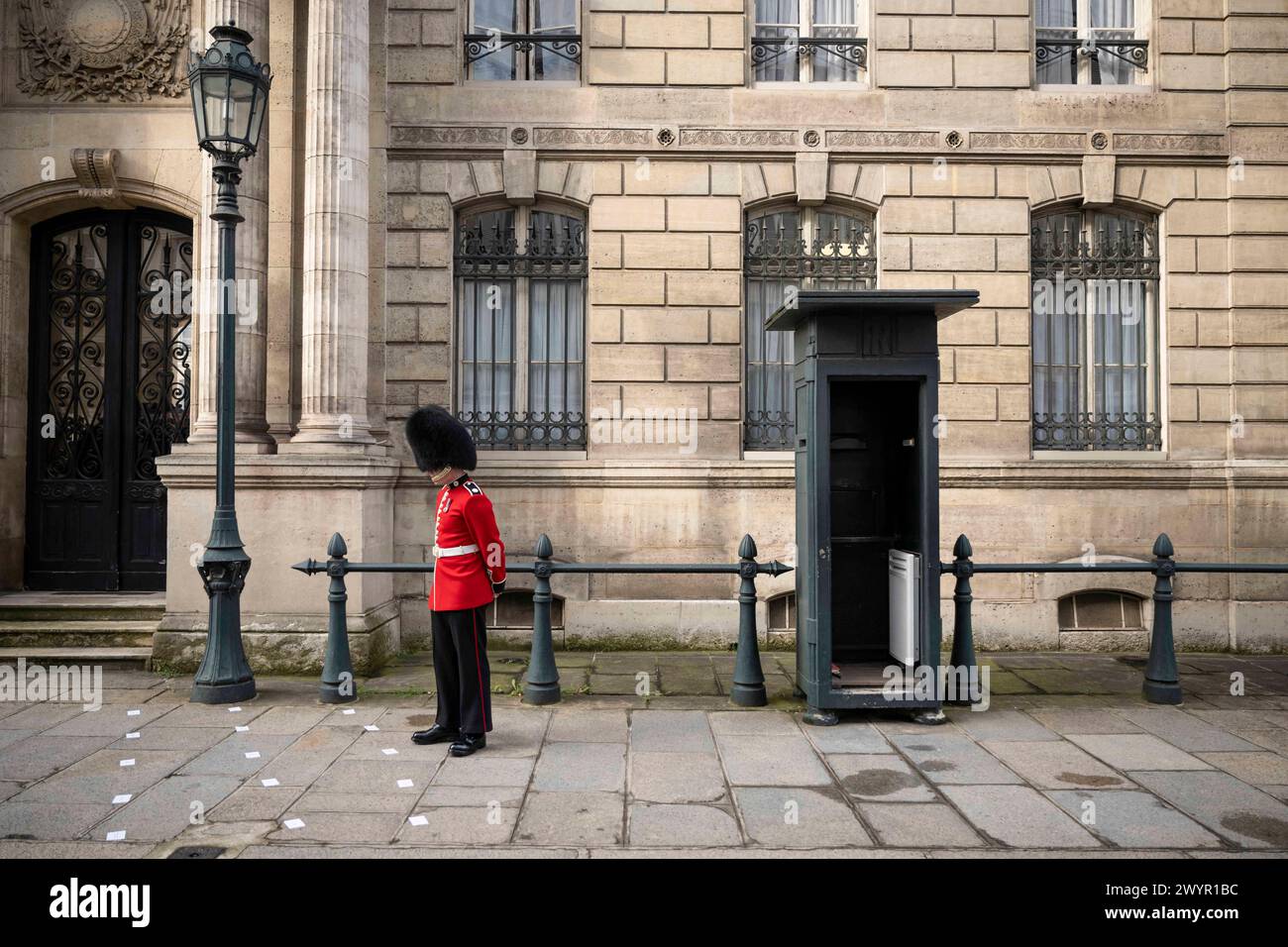 Paris, France. 08th Apr, 2024. A British soldier stands guard outside ...