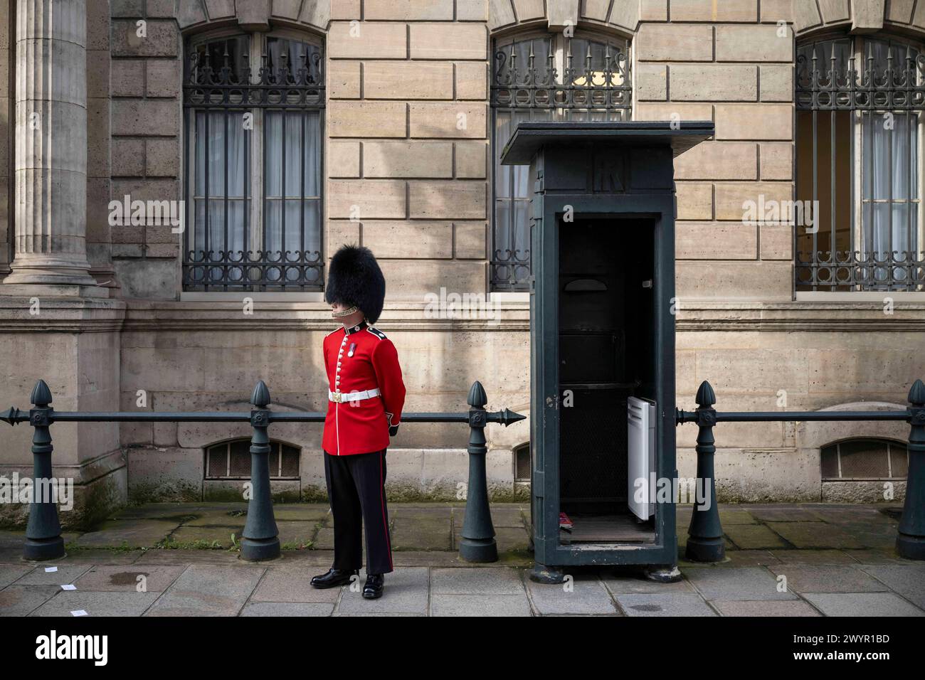 Paris, France. 08th Apr, 2024. A British soldier stands guard outside ...