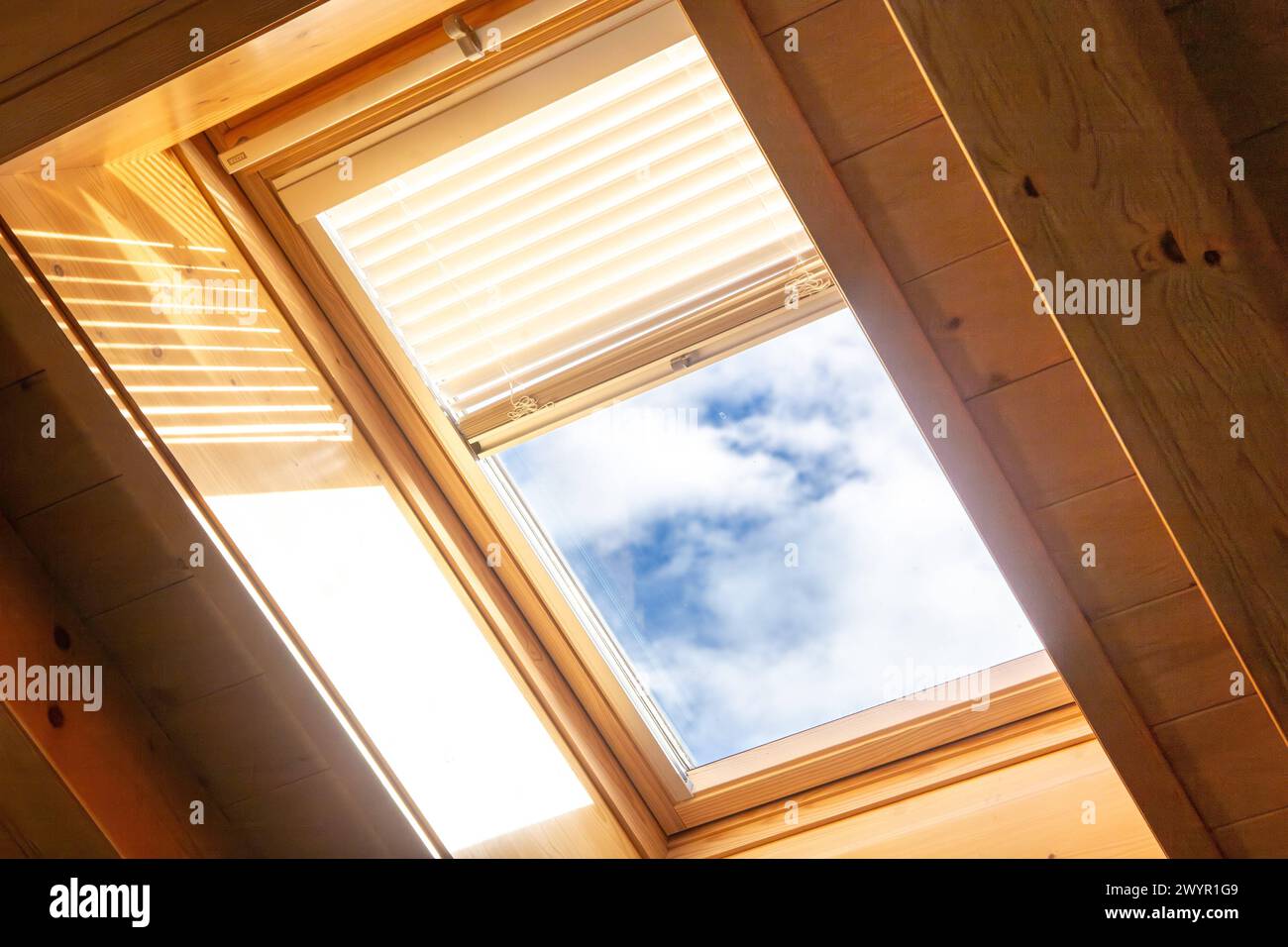 Innenaufnahme von einem Dachfenster mit elektronischer Jalousie an ...