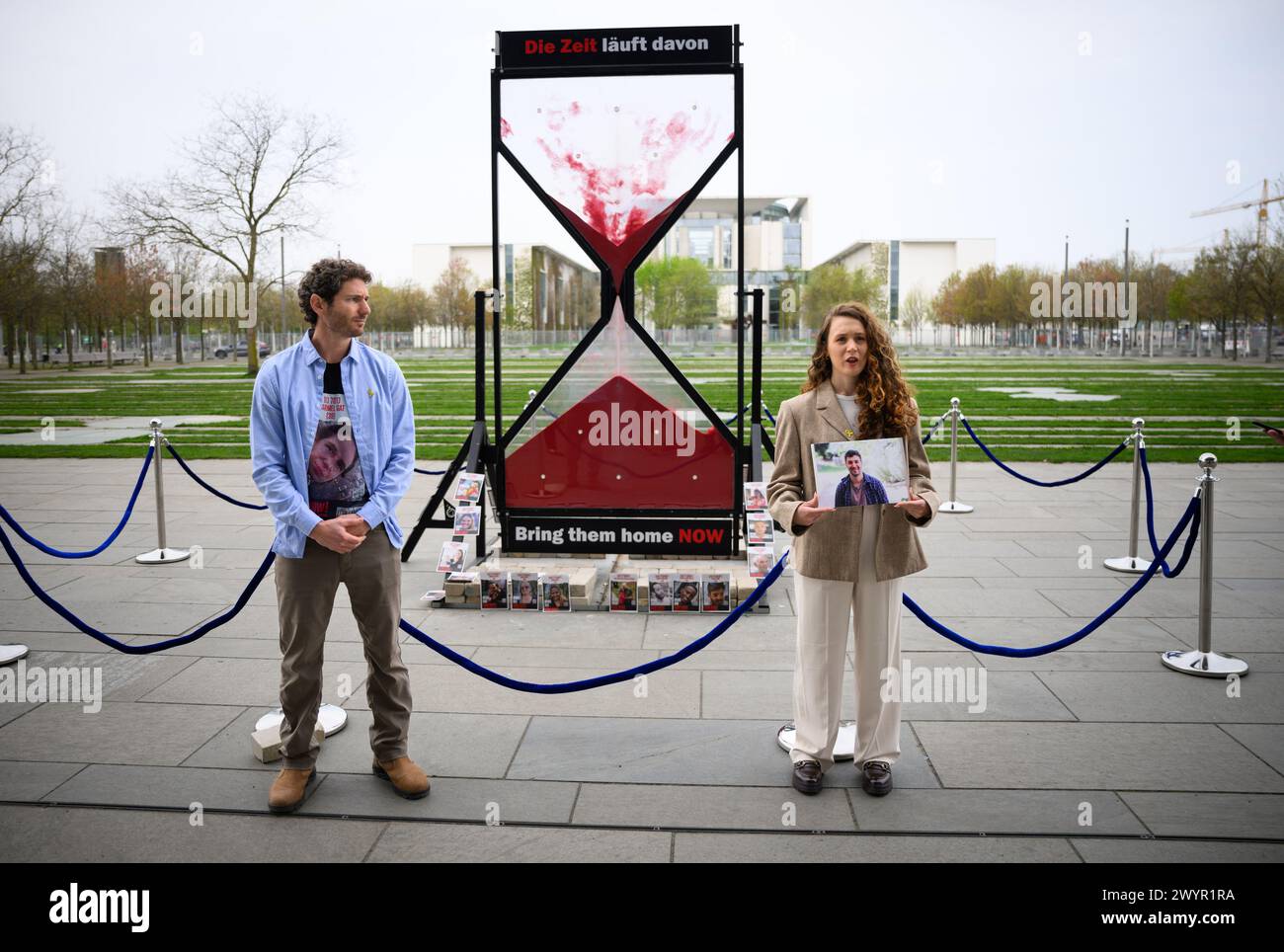 08 April 2024, Berlin: Alon Gat (l), brother of the still kidnapped ...