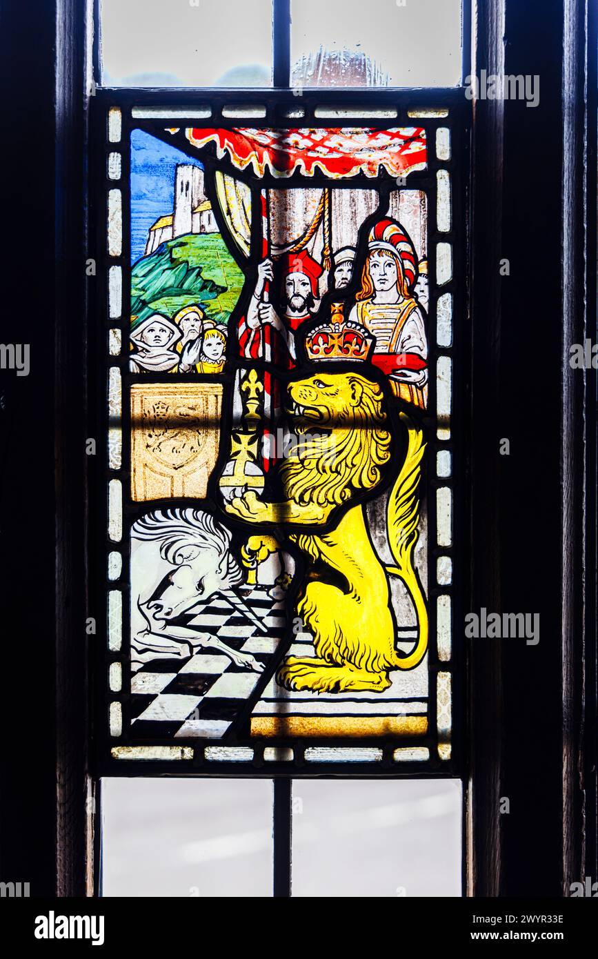 Lion and Unicorn stained glass leaded light window in the Crown pub in ...
