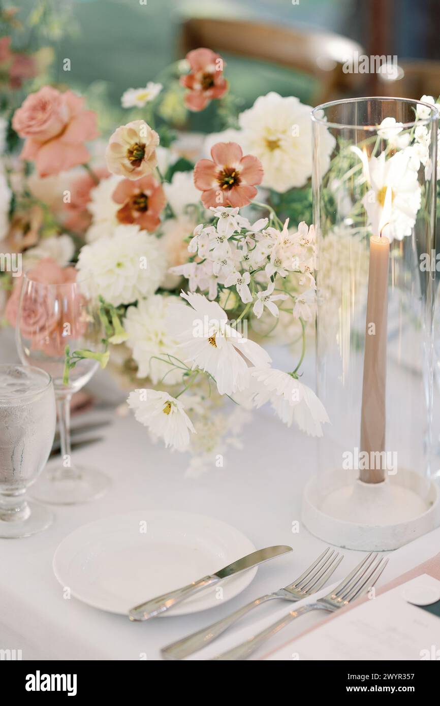 Elegant floral wedding table arrangement Stock Photo - Alamy
