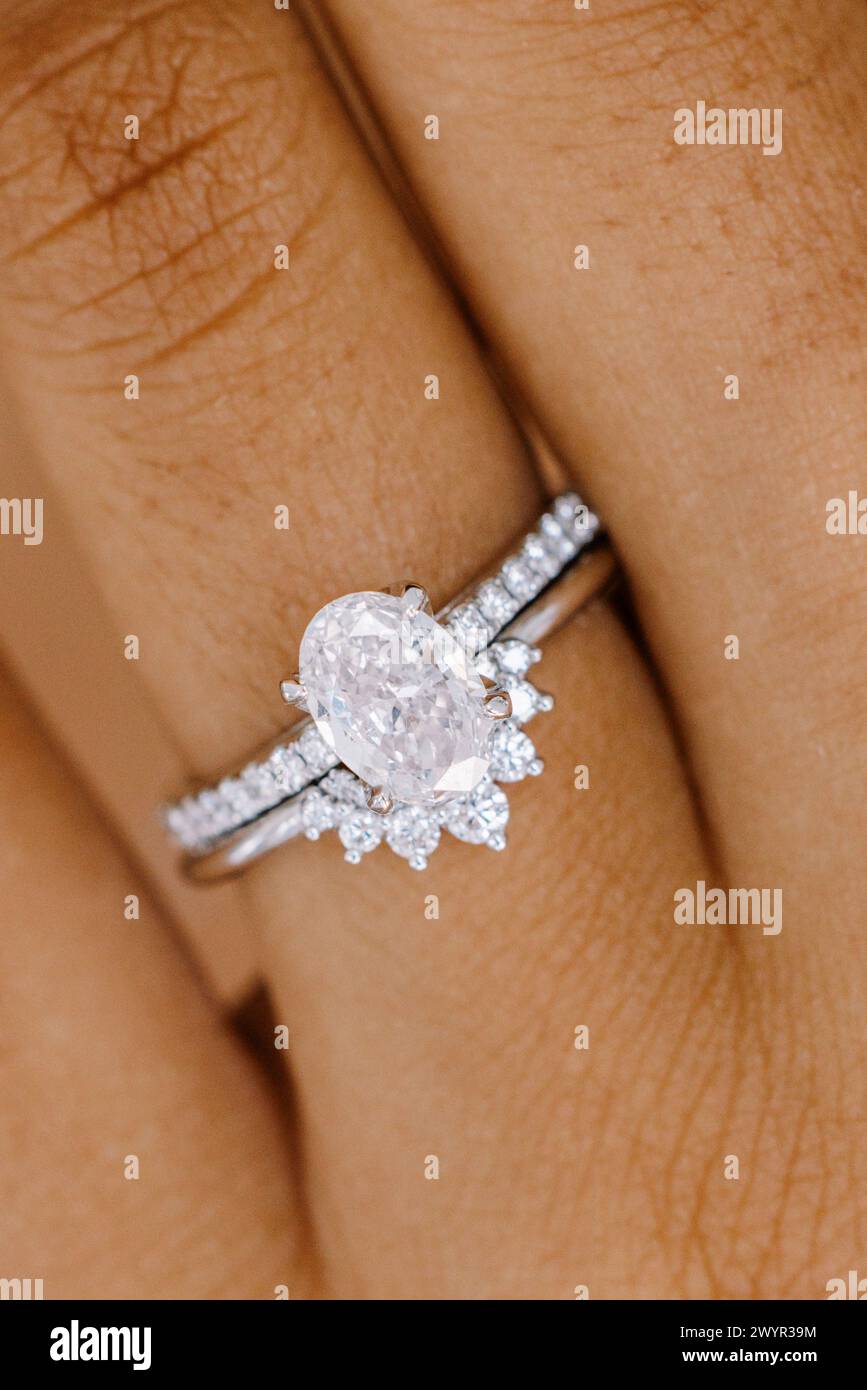 Engagement ring on finger hi-res stock photography and images - Alamy
