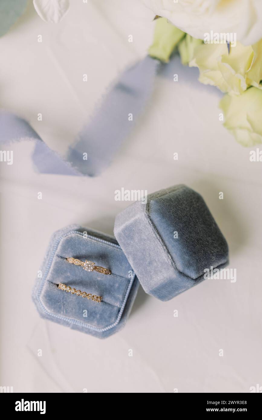 Elegant wedding rings in blue velvet box Stock Photo - Alamy