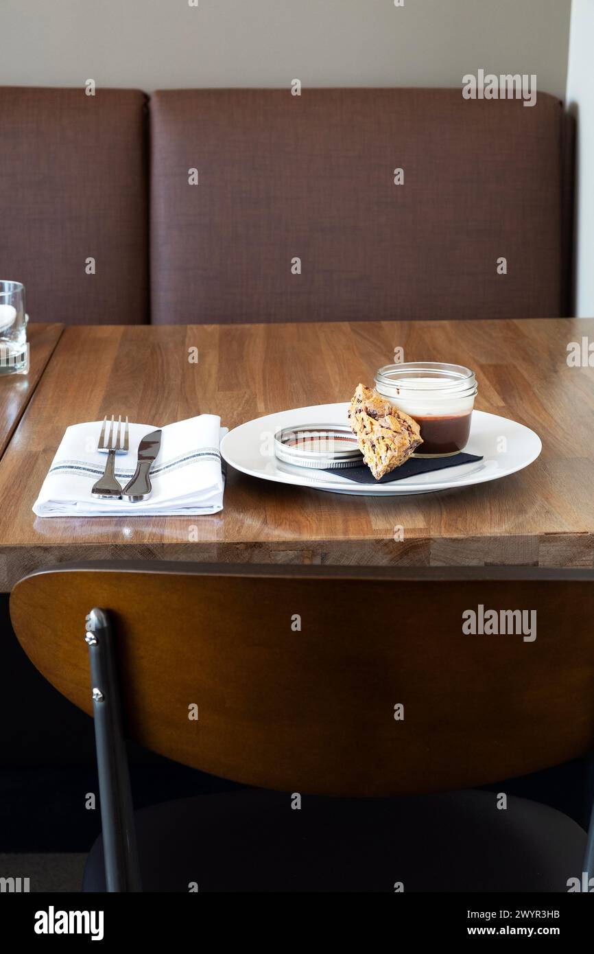 Dining room booth table hi-res stock photography and images - Alamy