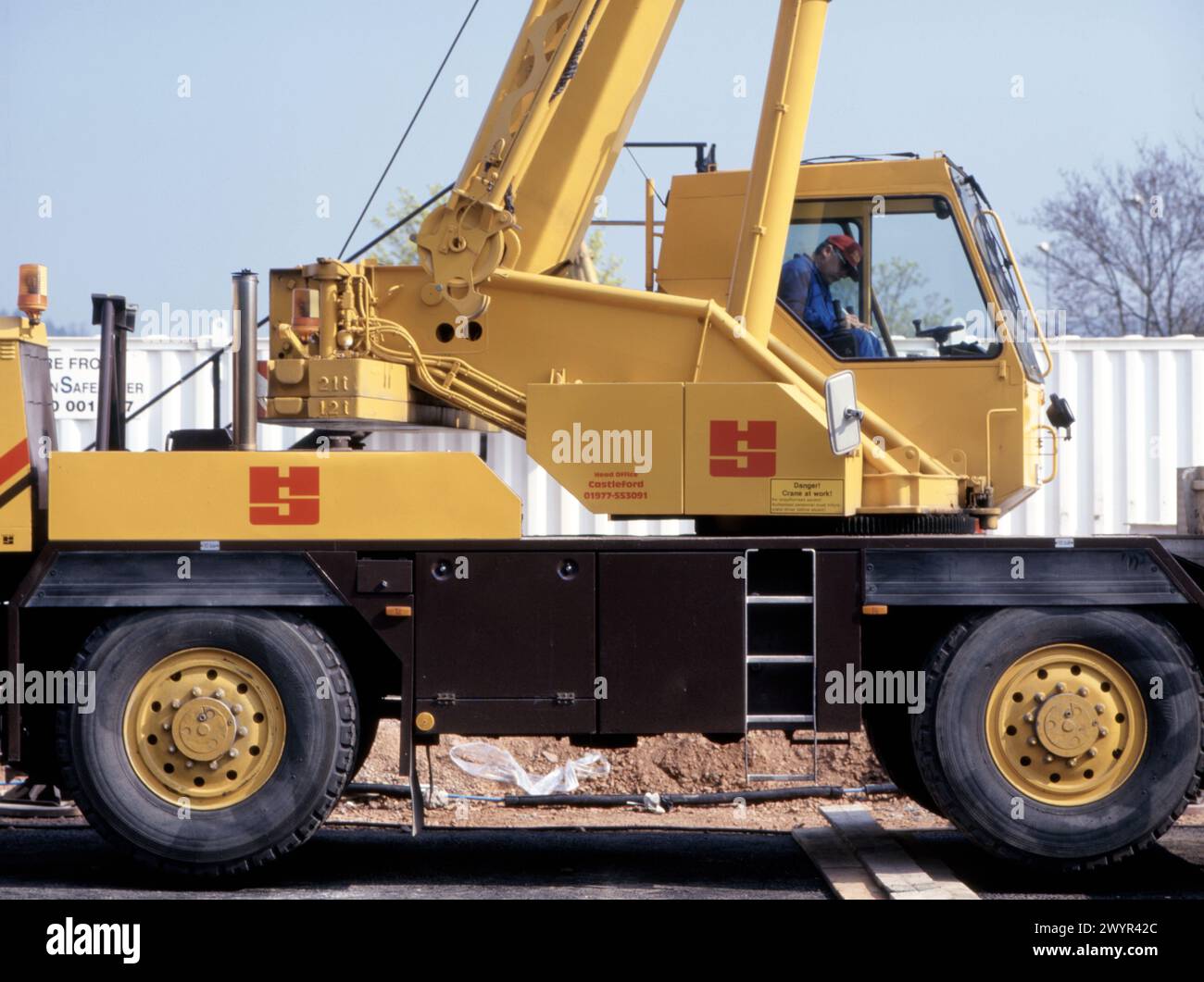 Steel frame construction operations for supermarket development Stock ...