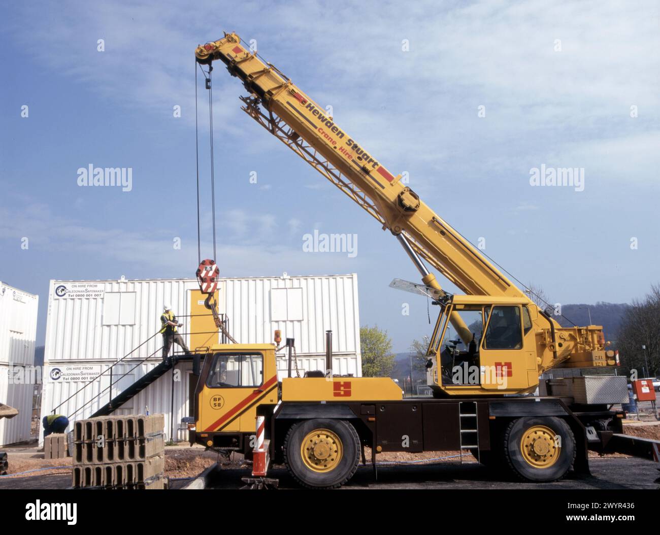 Steel frame construction operations for supermarket development Stock ...