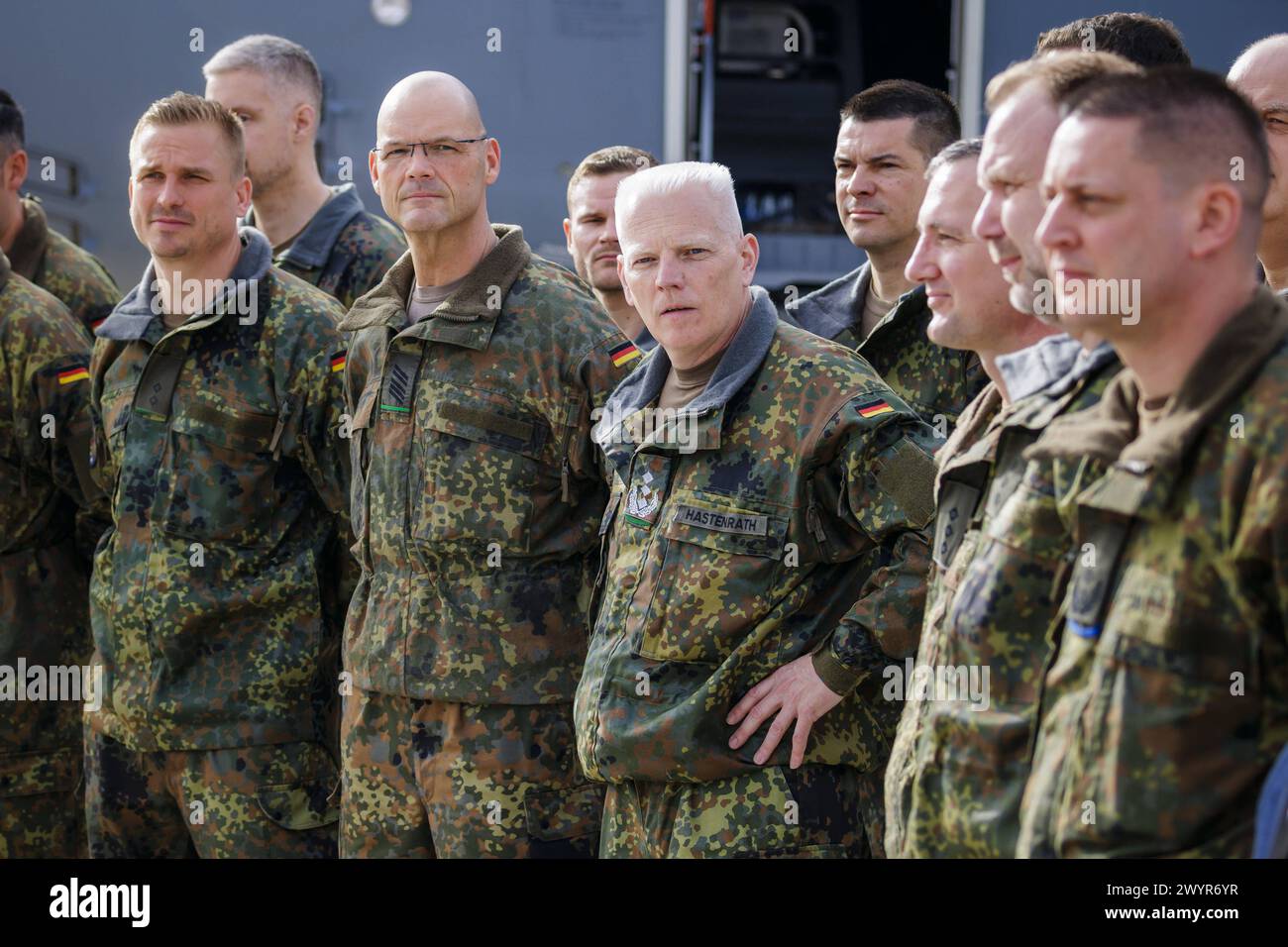Hier mit Oberst Andre Hastenrath, Fuehrer des Vorkomandos. Das ...