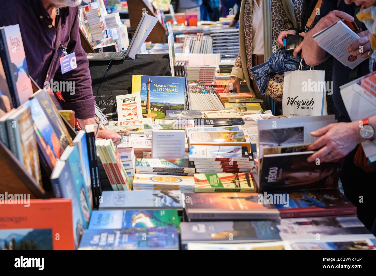 Foire du Livre de Bruxelles les gens se pressent autour des presentoirs ...