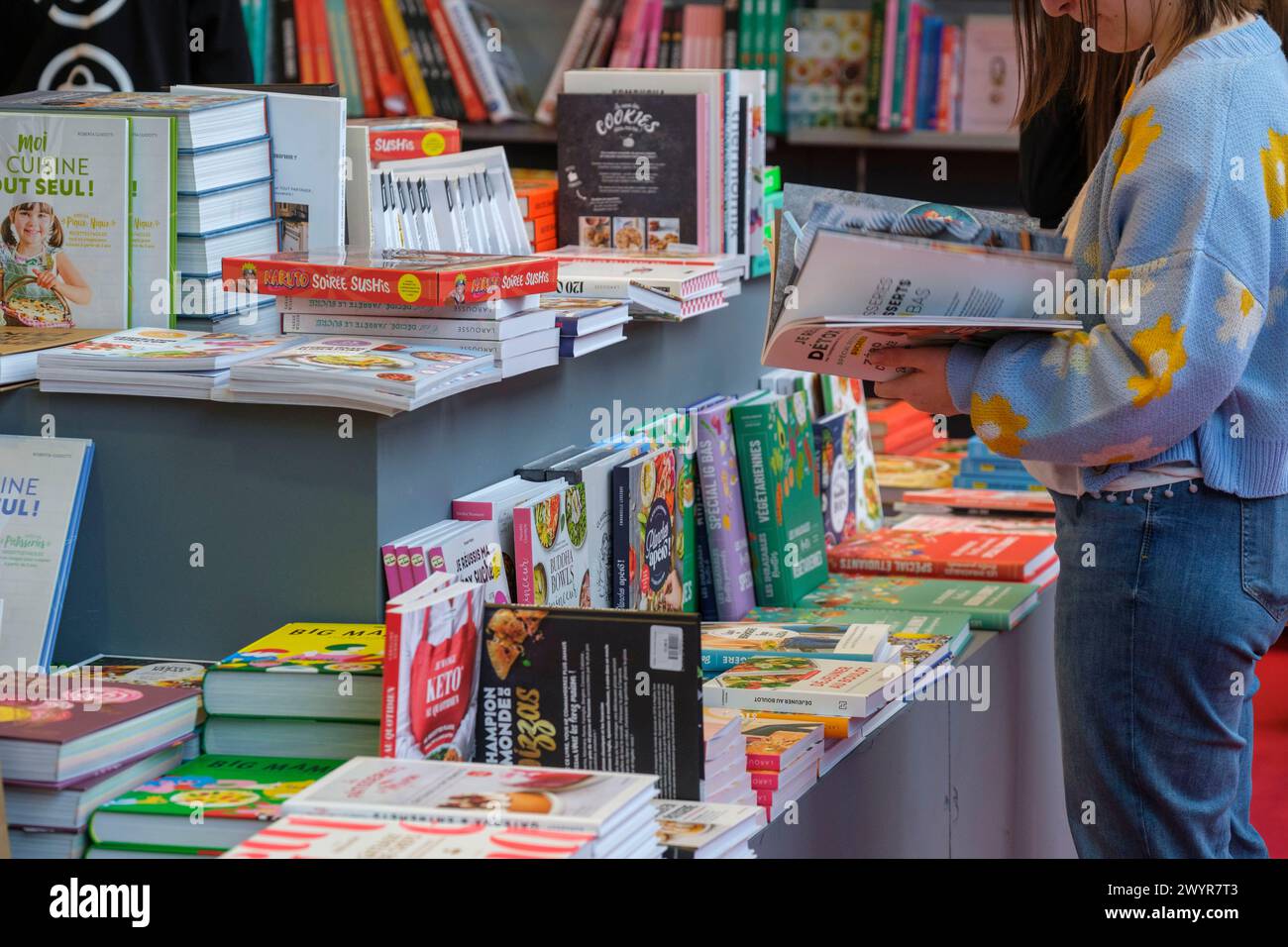 Foire du Livre de Bruxelles les gens se pressent autour des presentoirs ...