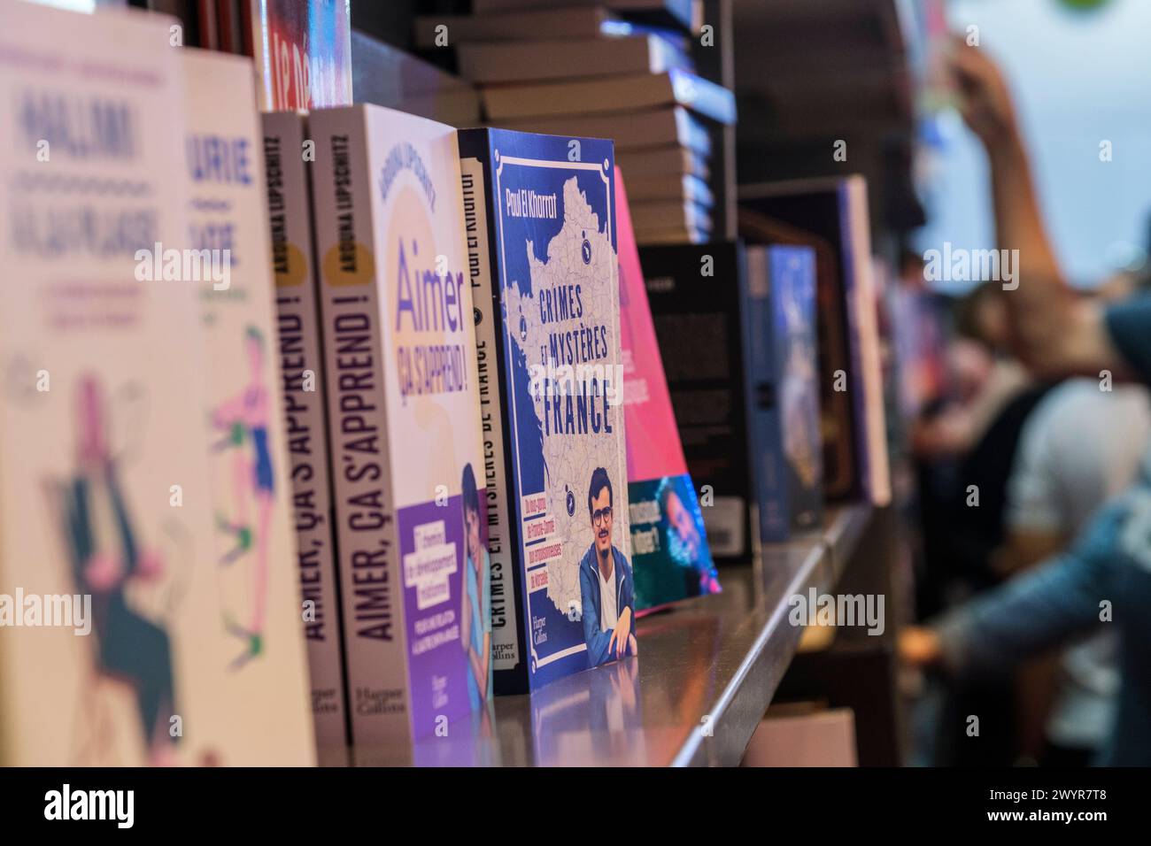 Foire du Livre de Bruxelles les gens se pressent autour des presentoirs ...