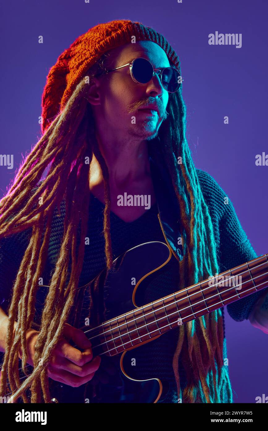 Beautiful singer dreadlocks hi-res stock photography and images - Alamy
