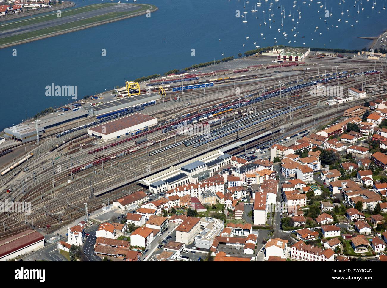 Train station, Hendaye, Txingudi Bay, Pyrénées-Atlantiques, Aquitania ...