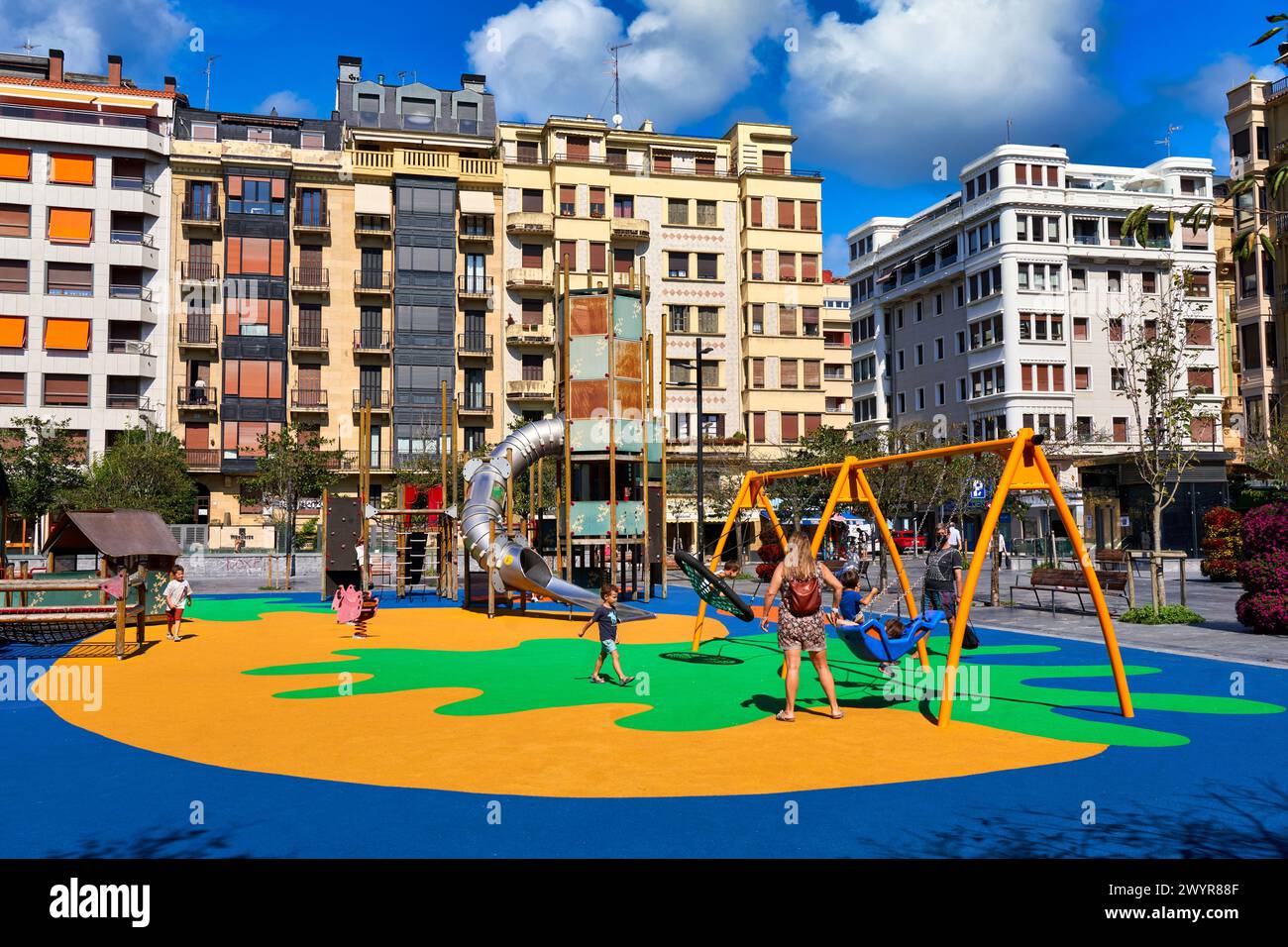 Niños jugando en parque infantil, Plaza Cataluña, Barrio de Gros, uno ...