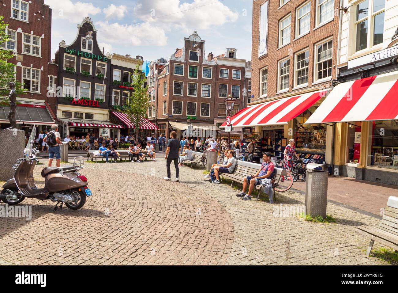 Meeting center square hi-res stock photography and images - Alamy