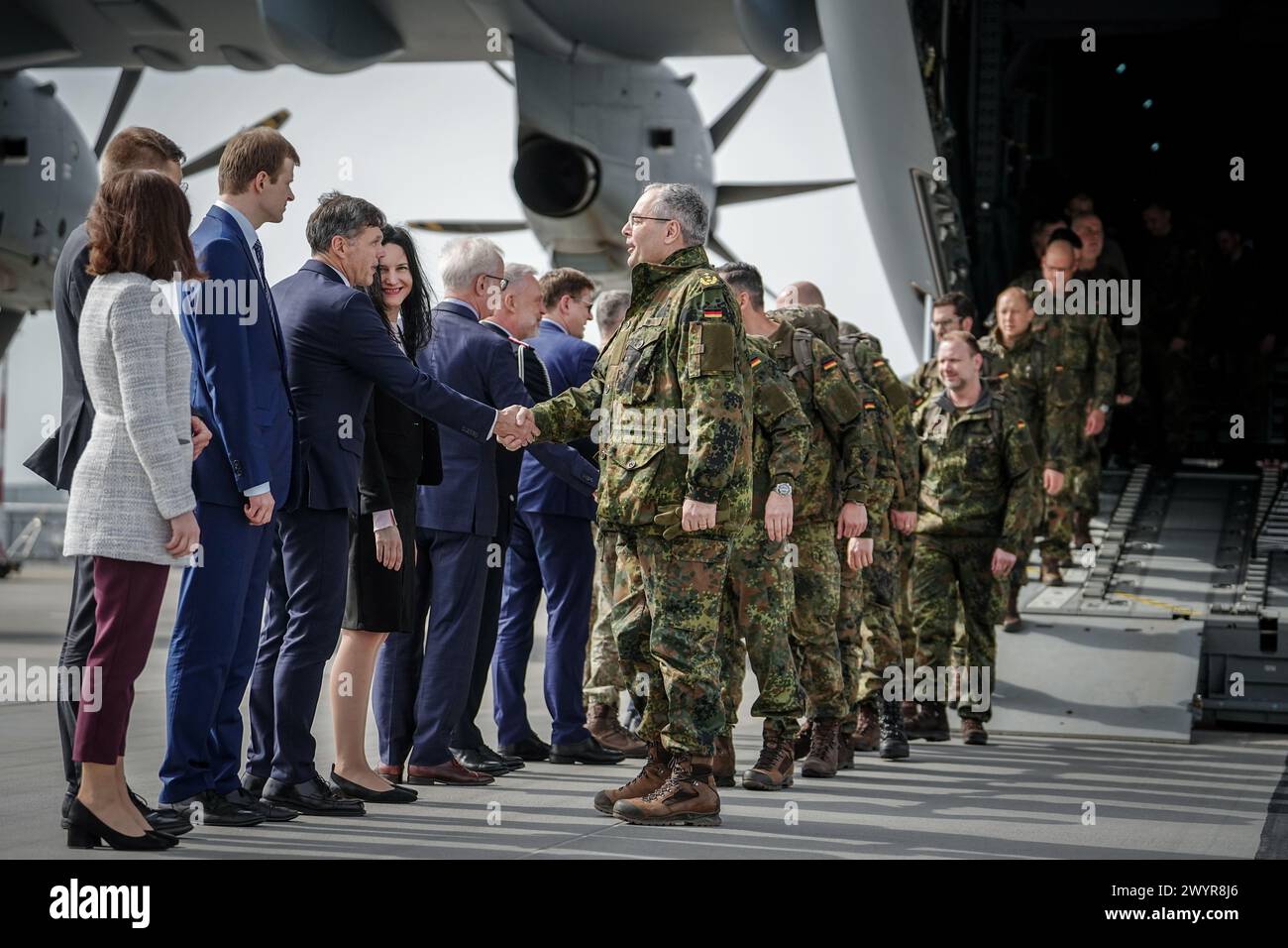 Vilnius, Lithuania. 08th Apr, 2024. The inspector of the army ...