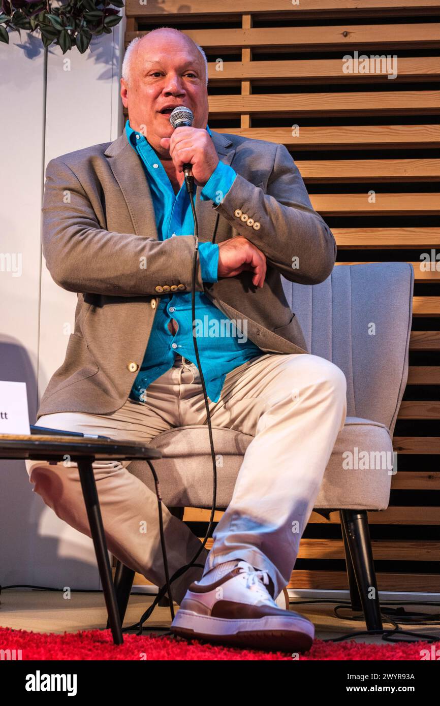 Foire du Livre de Bruxelles les gens se pressent autour des presentoirs ...