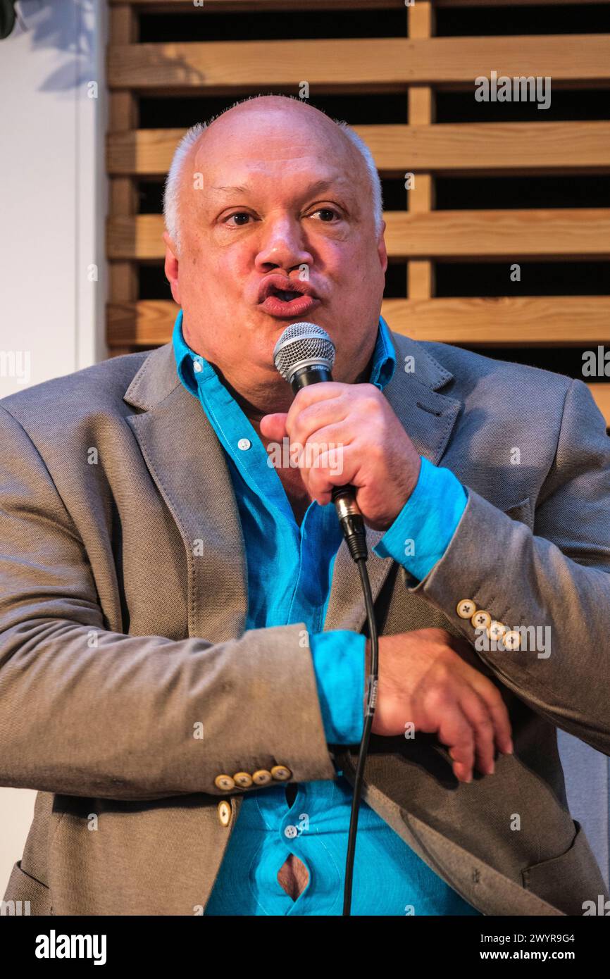 Foire du Livre de Bruxelles les gens se pressent autour des presentoirs ...