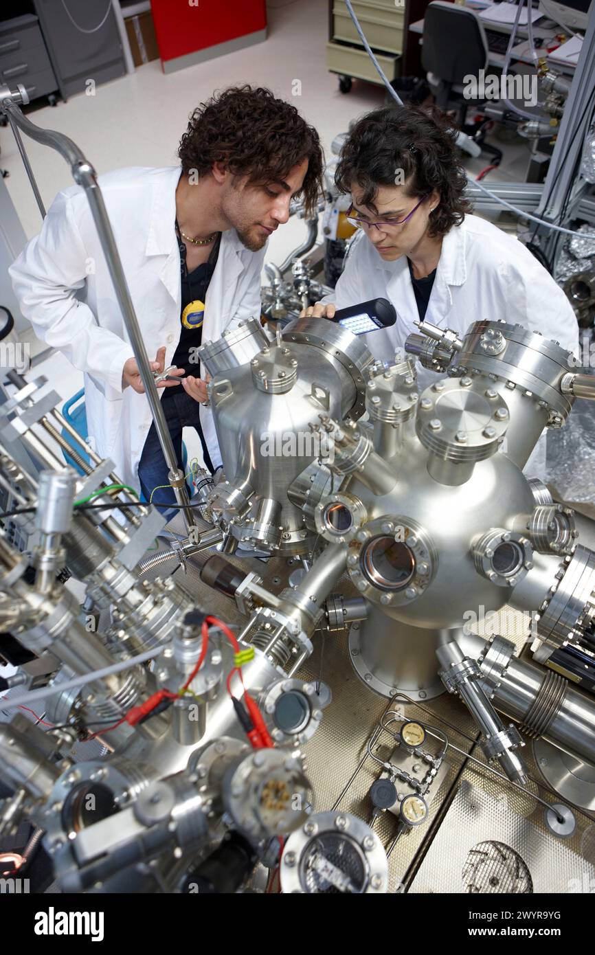 Scanning tunneling microscope (STM) in ultra-high vacuum (UHV), Nanophysics laboratory ...