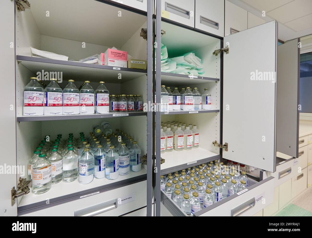 Preparation of drugs, Clean room, Pharmacy, Hospital Donostia, San ...