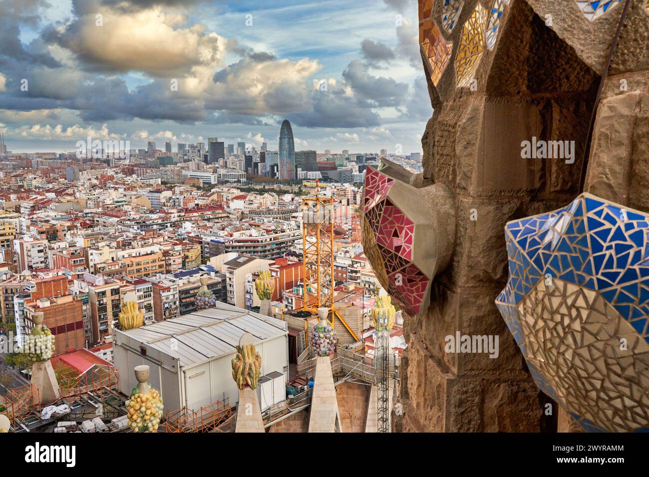 Vistas de la ciudad de Barcelona desde la Basilica de la Sagrada ...