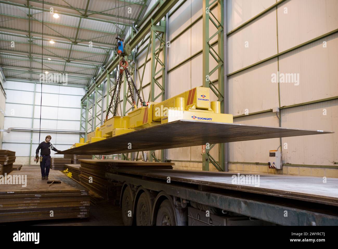 Permanent-electro magnetic telescopic beams for single sheet handling ...