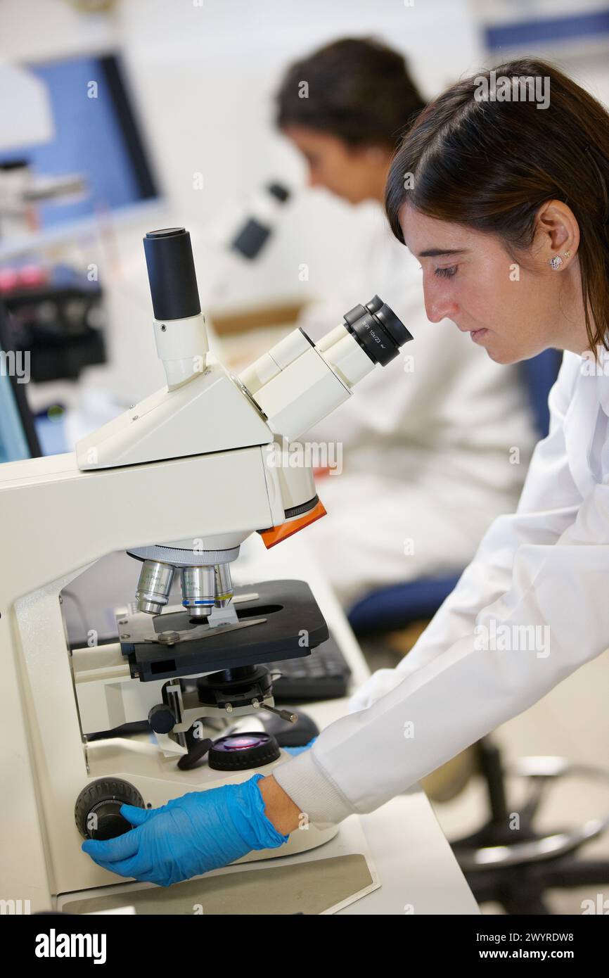 Inverted optical microscope Laboratory instrumentation Analysis in the ...