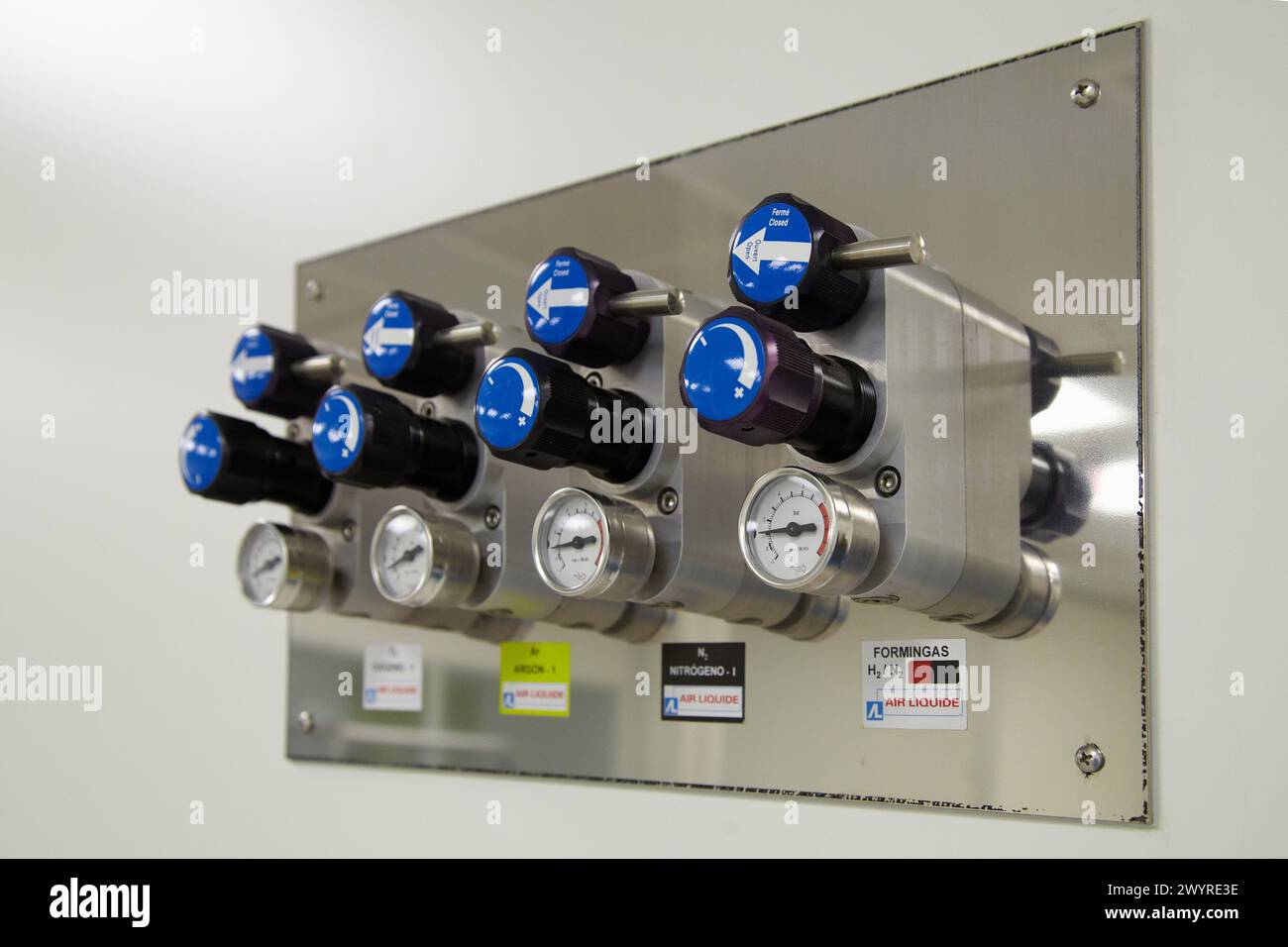 Cleanroom image hi-res stock photography and images - Alamy