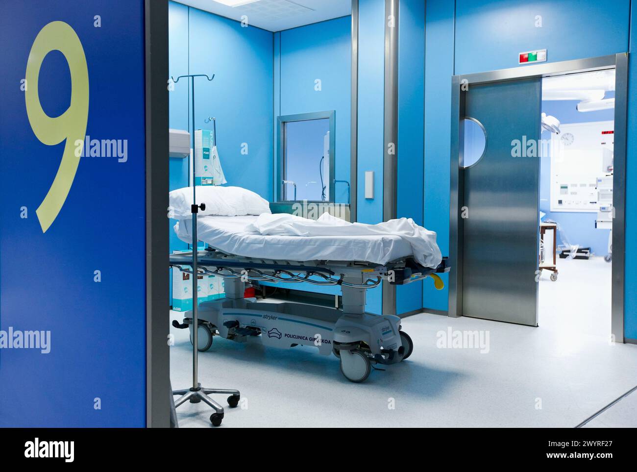 Open surgery hospital doors hi-res stock photography and images - Alamy