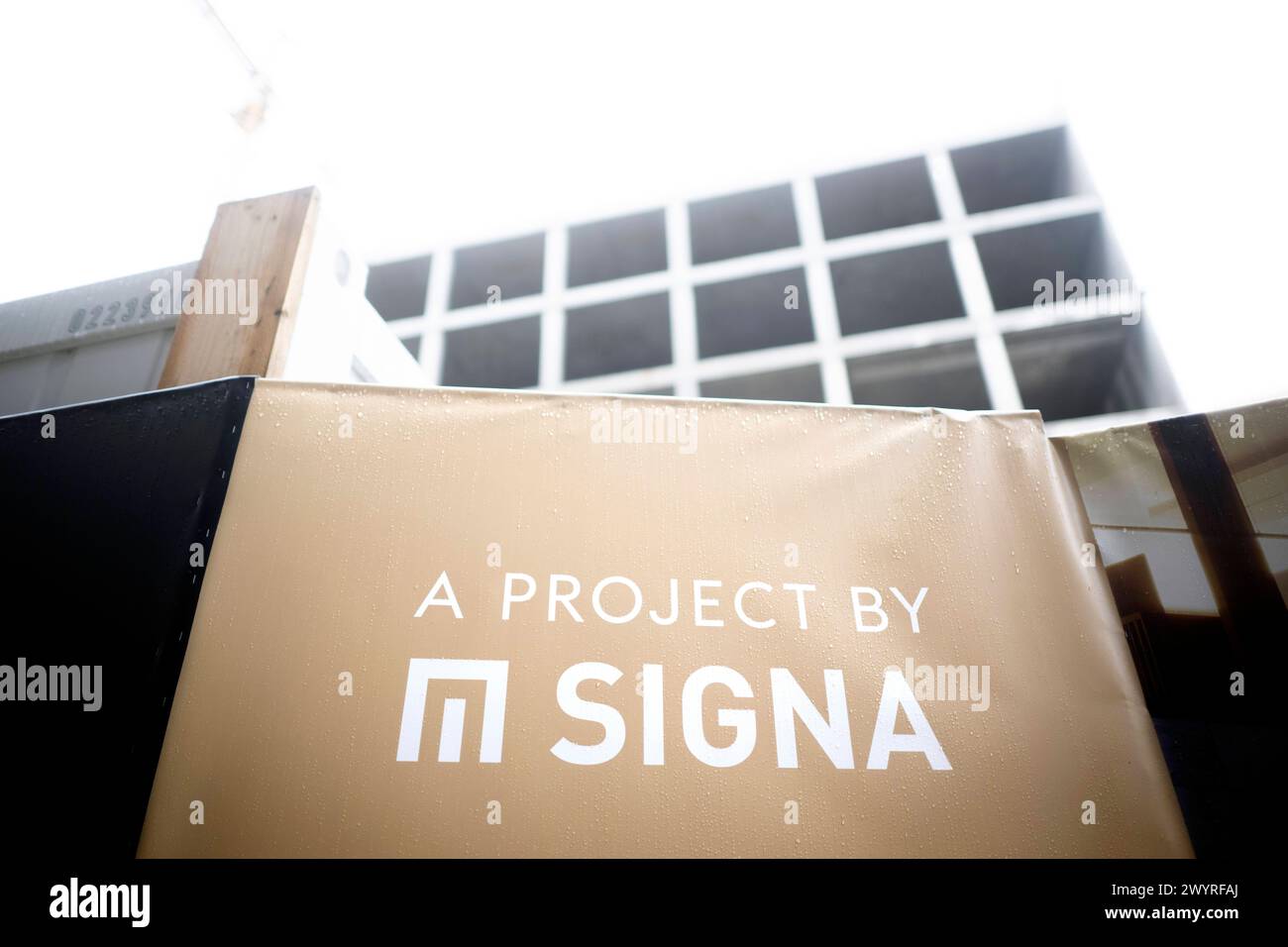Signa Holding DEU, Deutschland, Germany, Berlin, 10.02.2024 Werbung vom ...