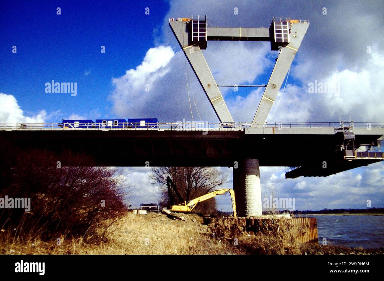 Das erste Segment der Drahtseilhaengebruecke ist auf dem Widerlager des ...