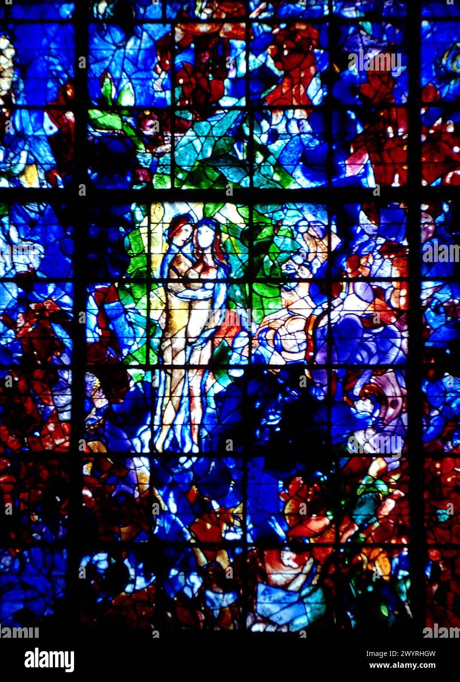 Blick auf und durch das Marc Chagall Fenster in der Kathedrale von ...
