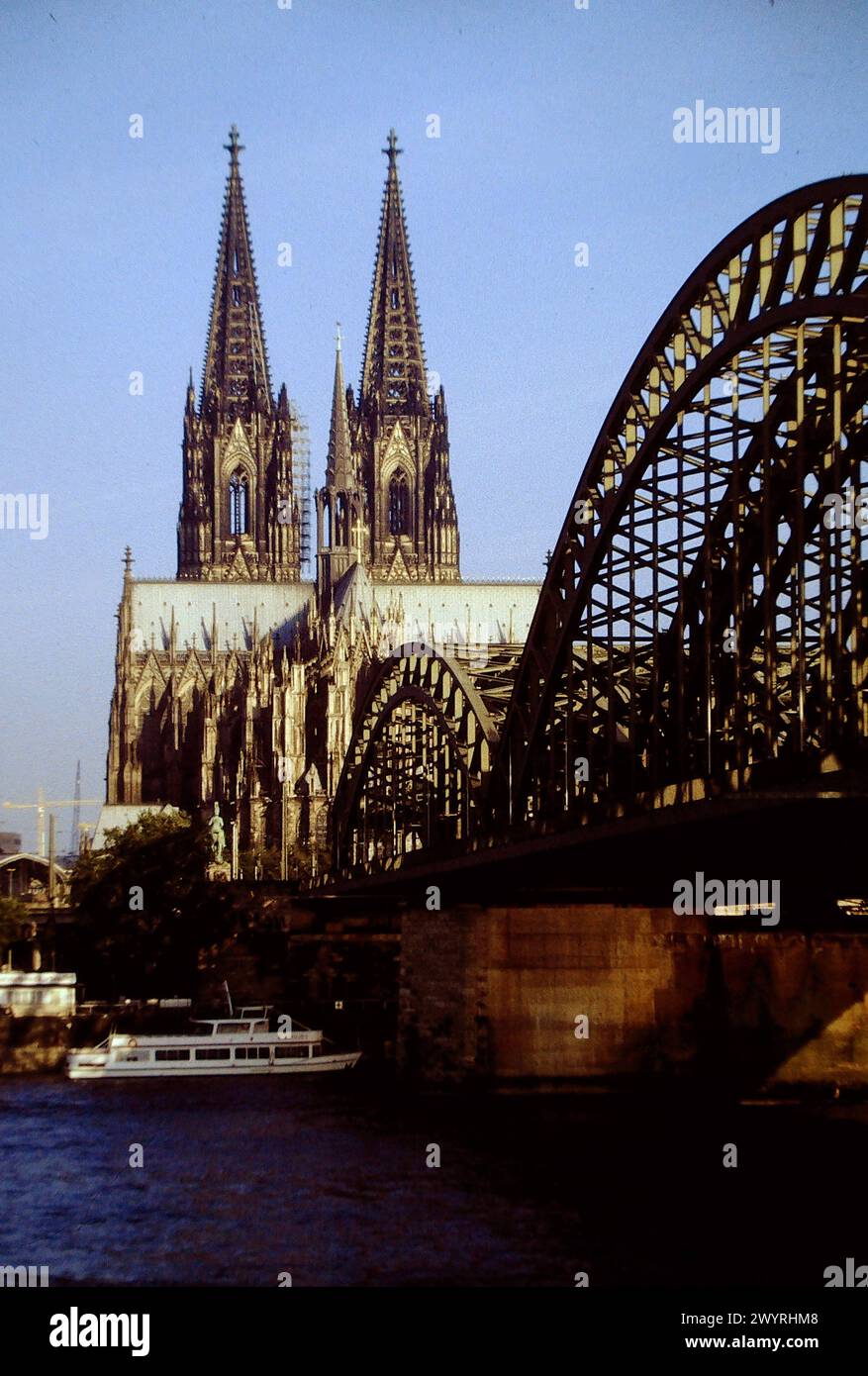 Blick ueber den Rhein mit Hohenzollernbruecke auf den Dom zu Koeln ...