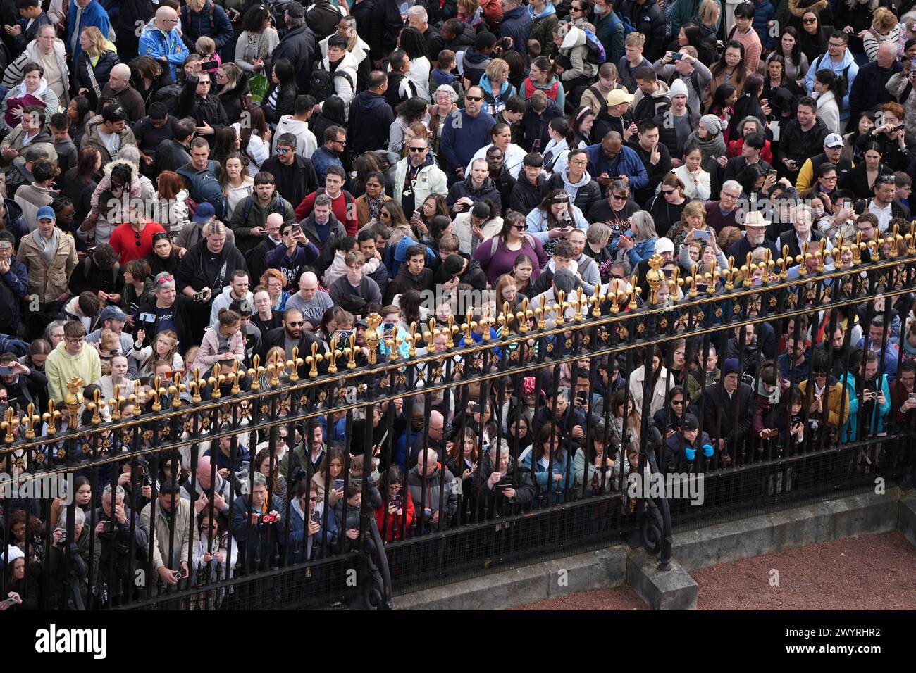 People watch Guardsmen and France's Gendarmerie's Garde Republicaine ...