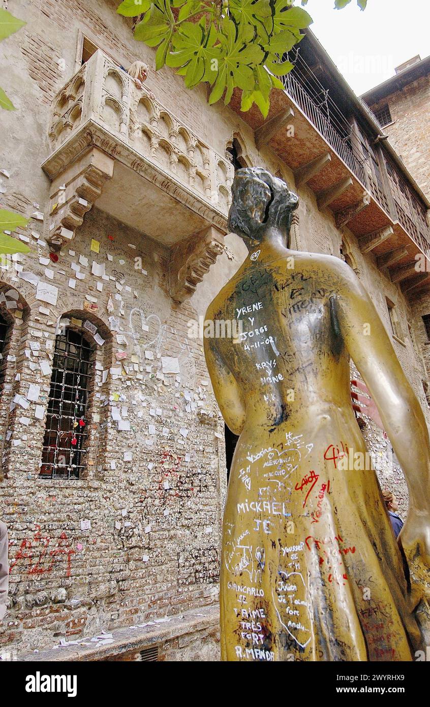 Castle courtyard balconies hi-res stock photography and images - Alamy