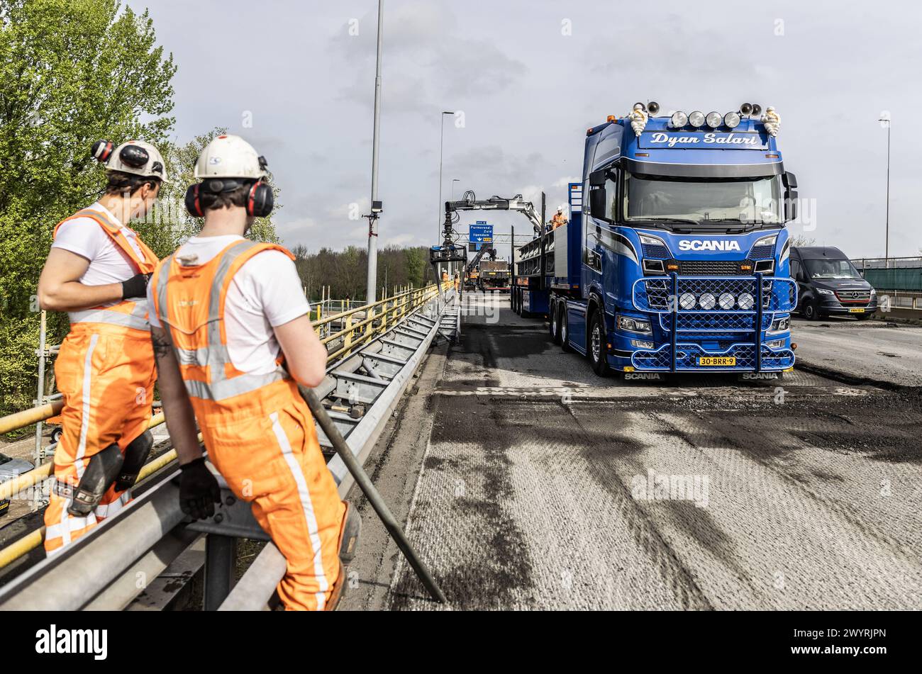 PURMEREND - Work on the bridge of the A7 over the Noordhollandsch ...