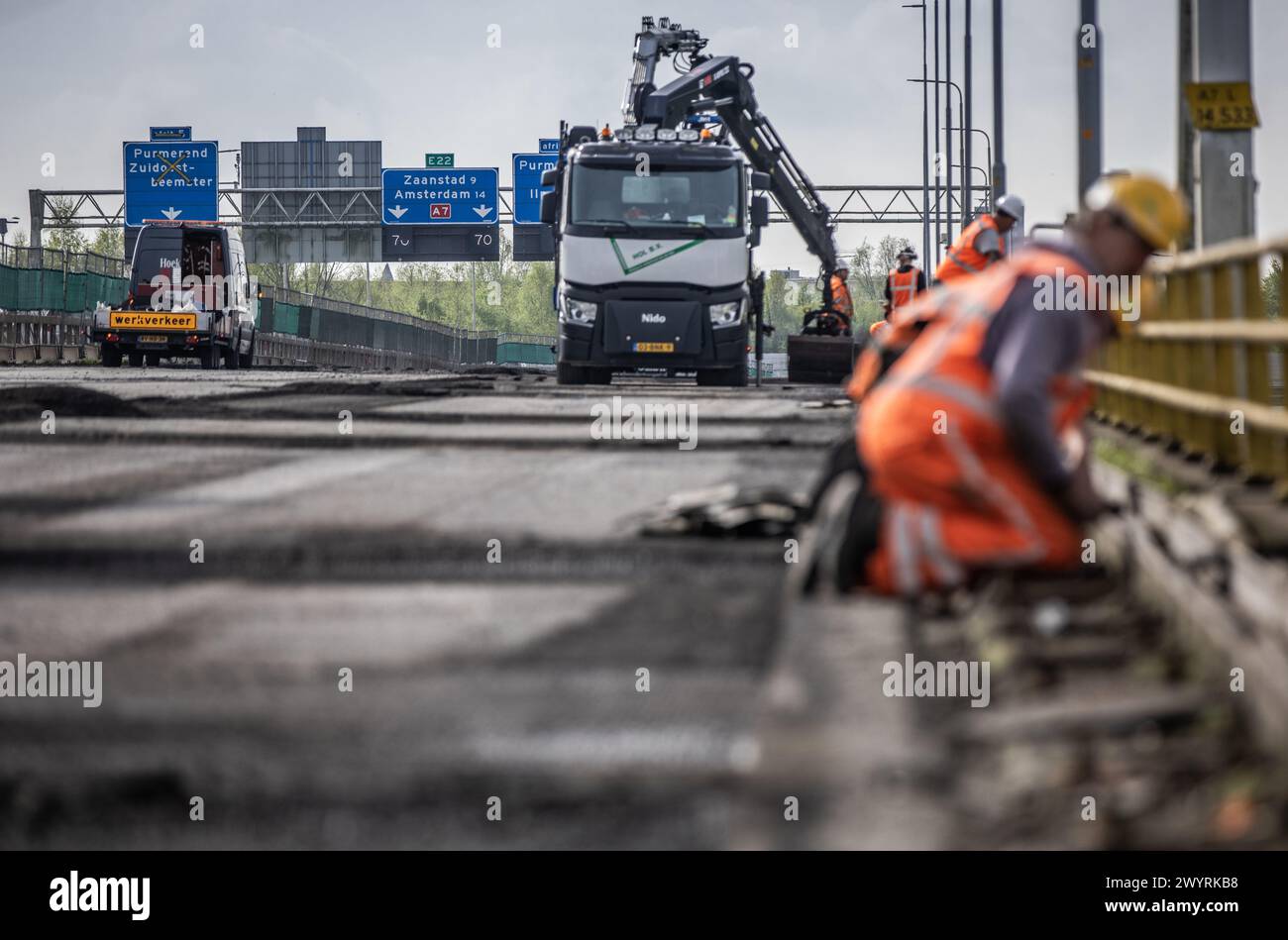 PURMEREND - Work on the bridge of the A7 over the Noordhollandsch ...