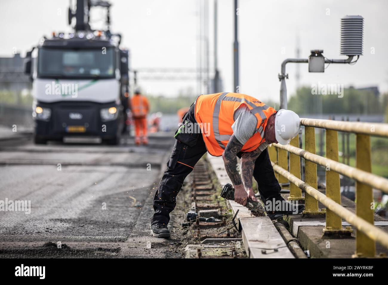 PURMEREND - Work on the bridge of the A7 over the Noordhollandsch ...