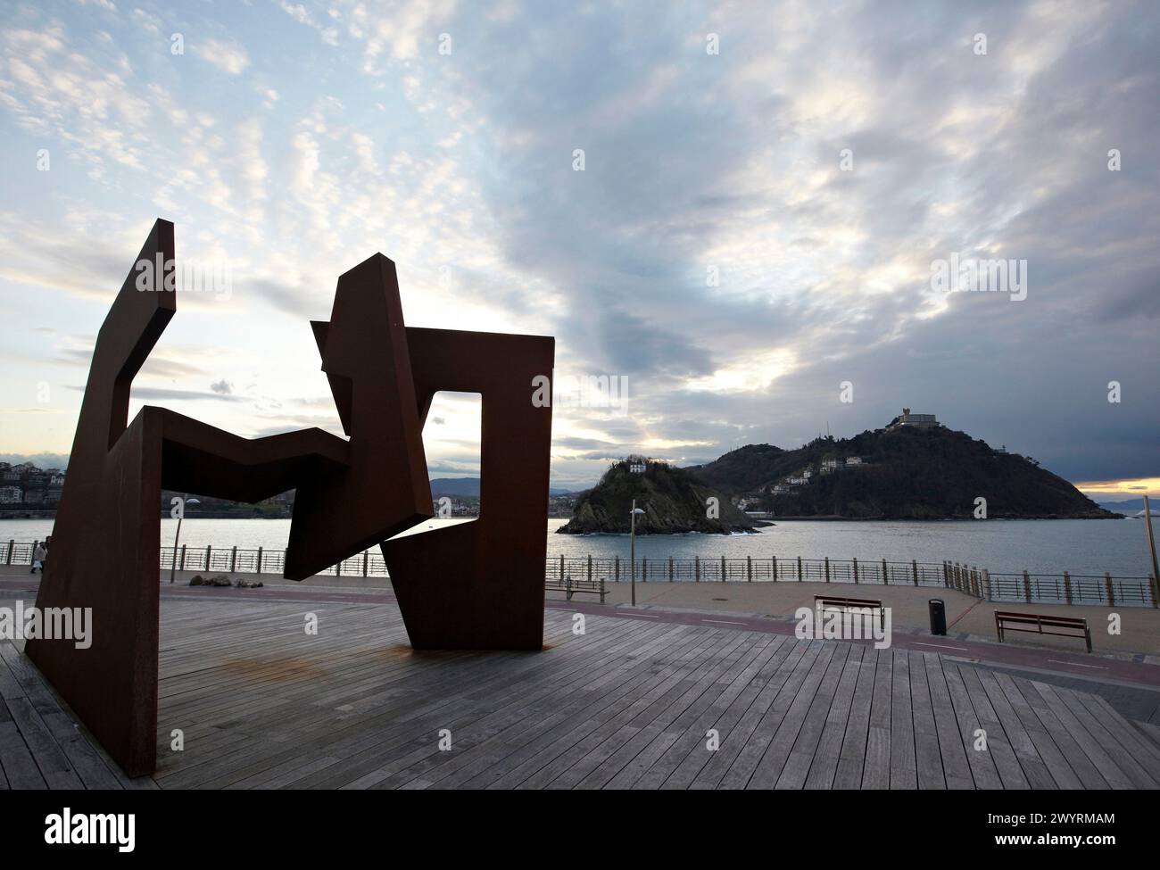 La Concha bay in the evening, ´Construccion Vacia´ sculpture by de ...