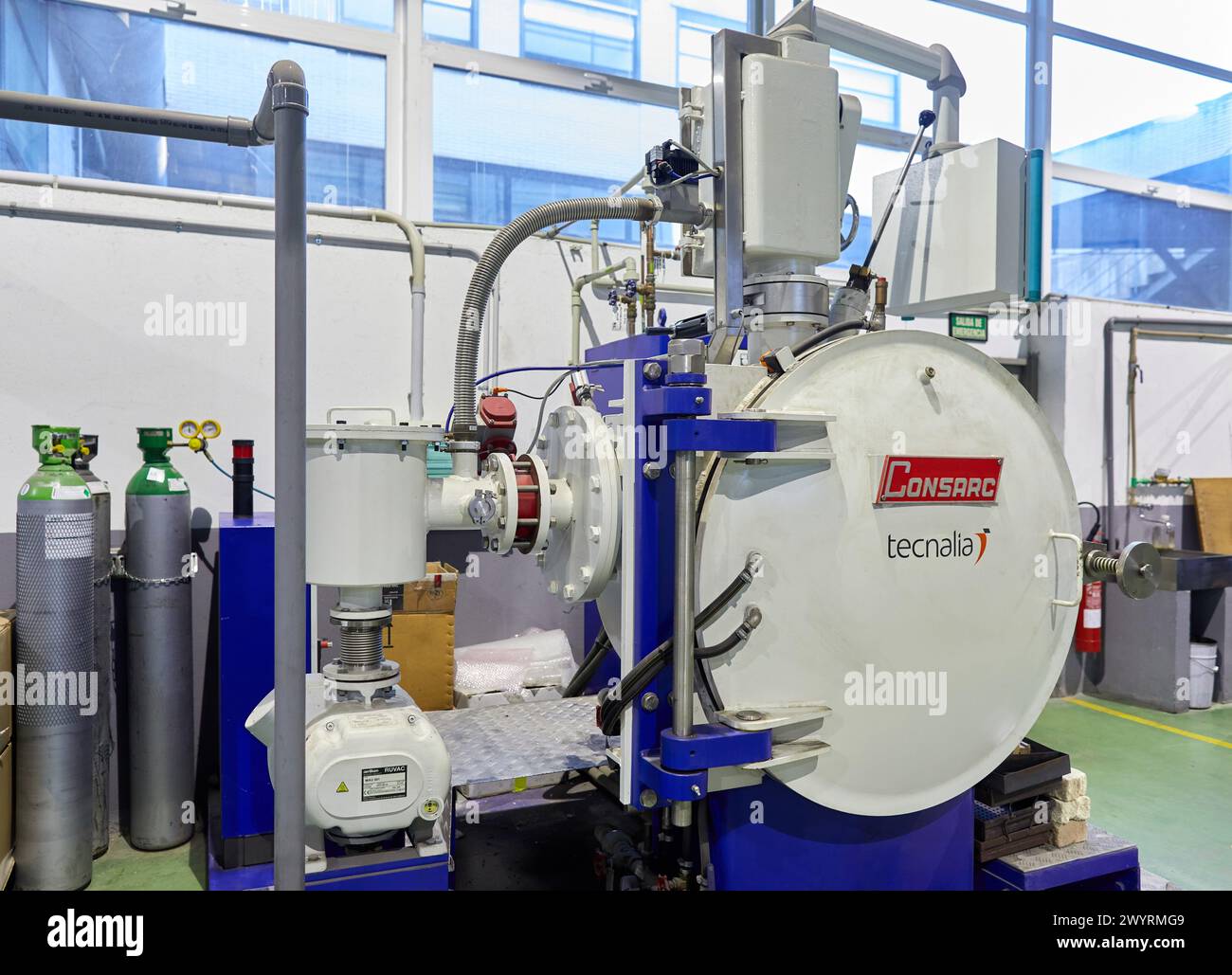 Melting and vacuum casting furnace hi-res stock photography and images ...