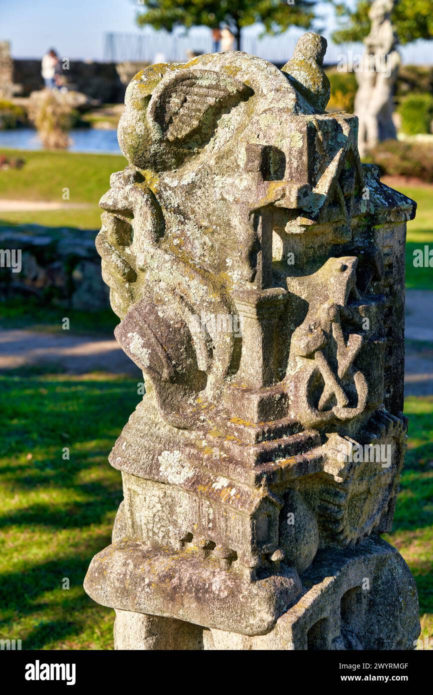 "O Medrar do Mundo, escultura de Silvino Silva, Castillo de O Castro ...