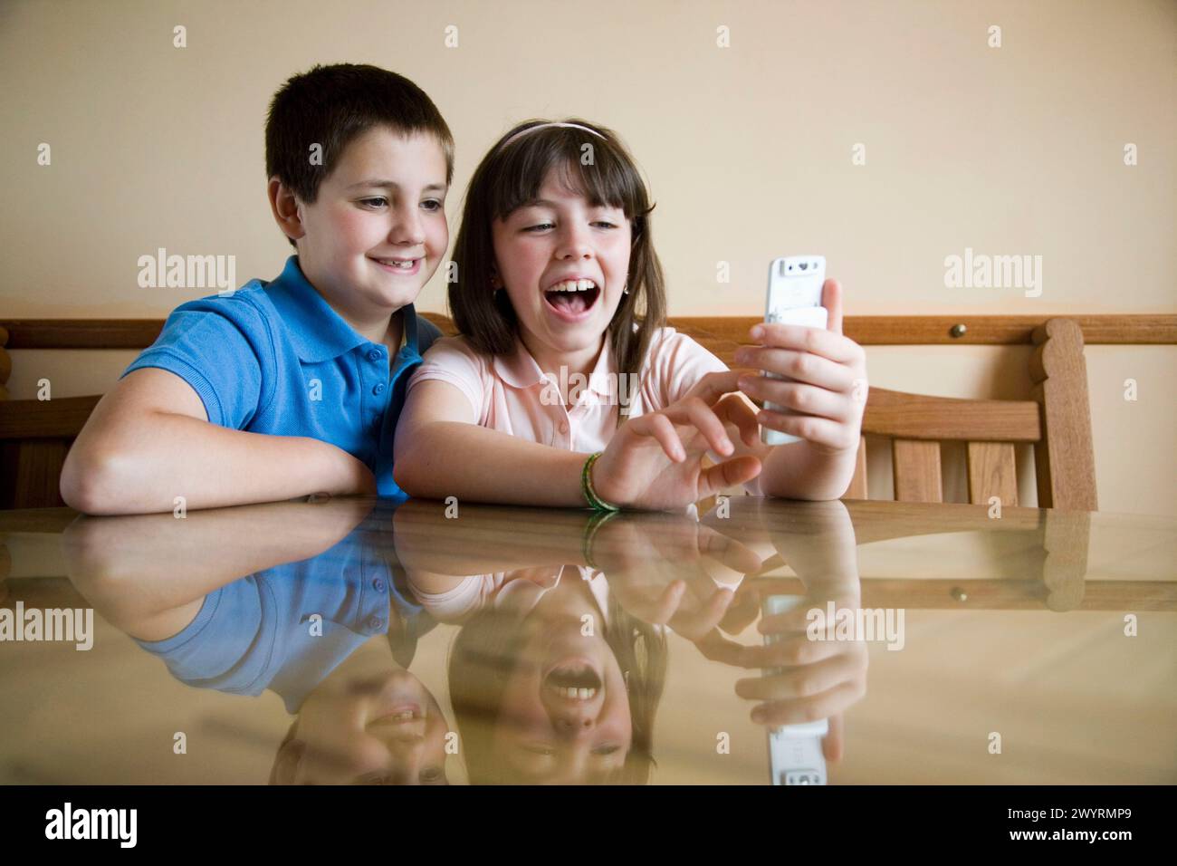 Family using phones table hi-res stock photography and images - Alamy