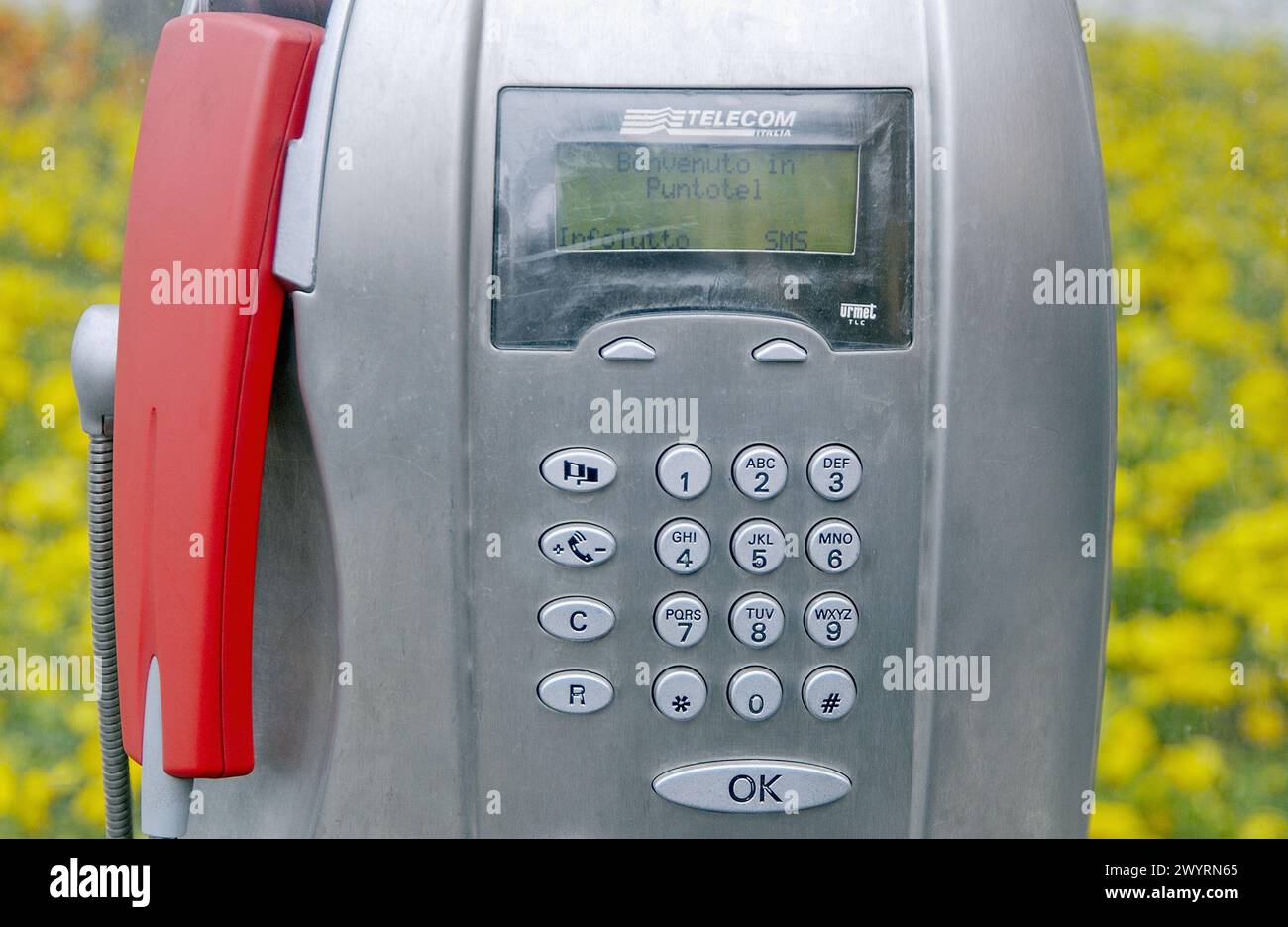 Public phone verona italy hi-res stock photography and images - Alamy