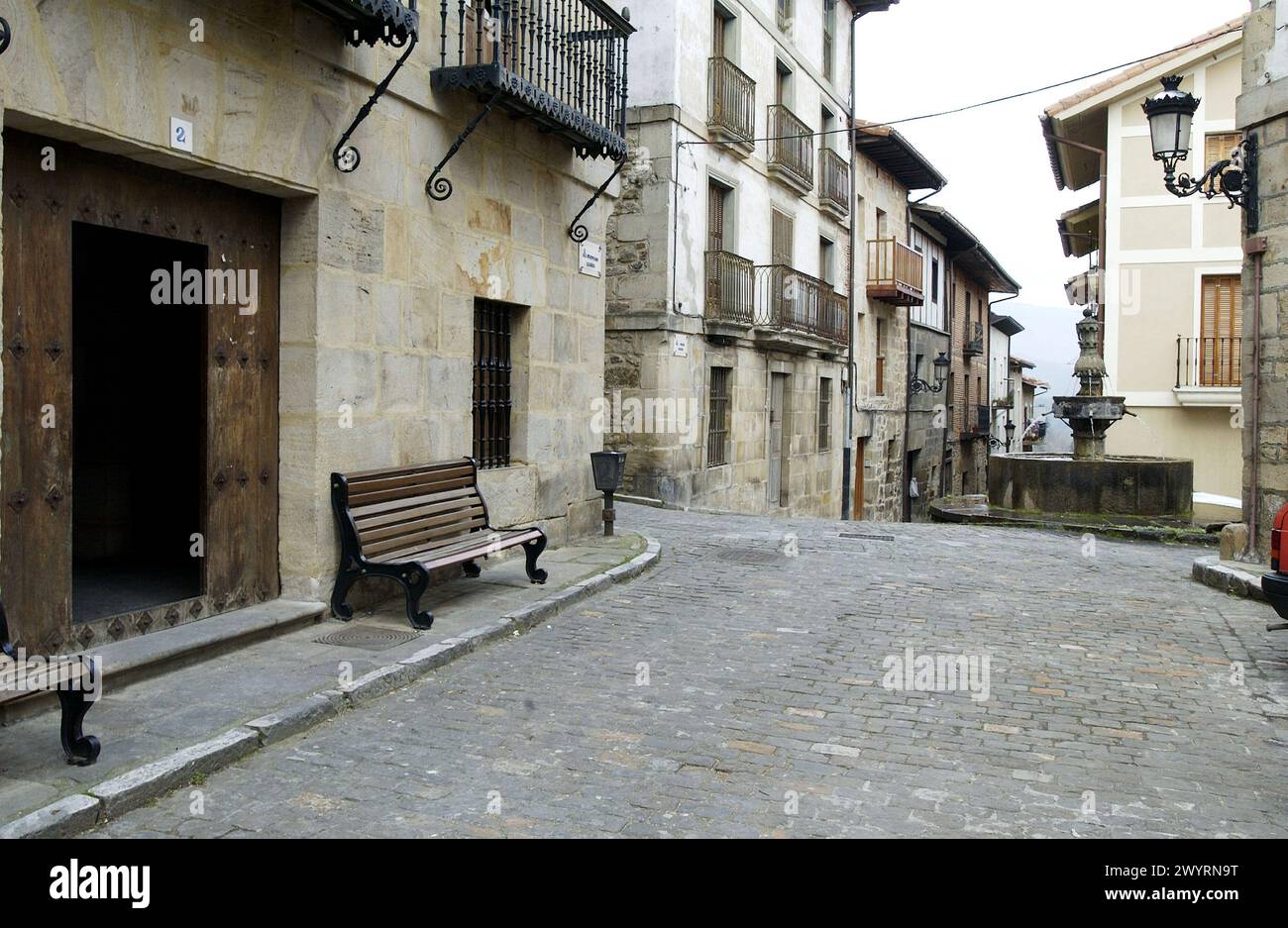 Town hall and streets. Salinas de Leniz, Leintz Gatzaga. Guipúzcoa ...