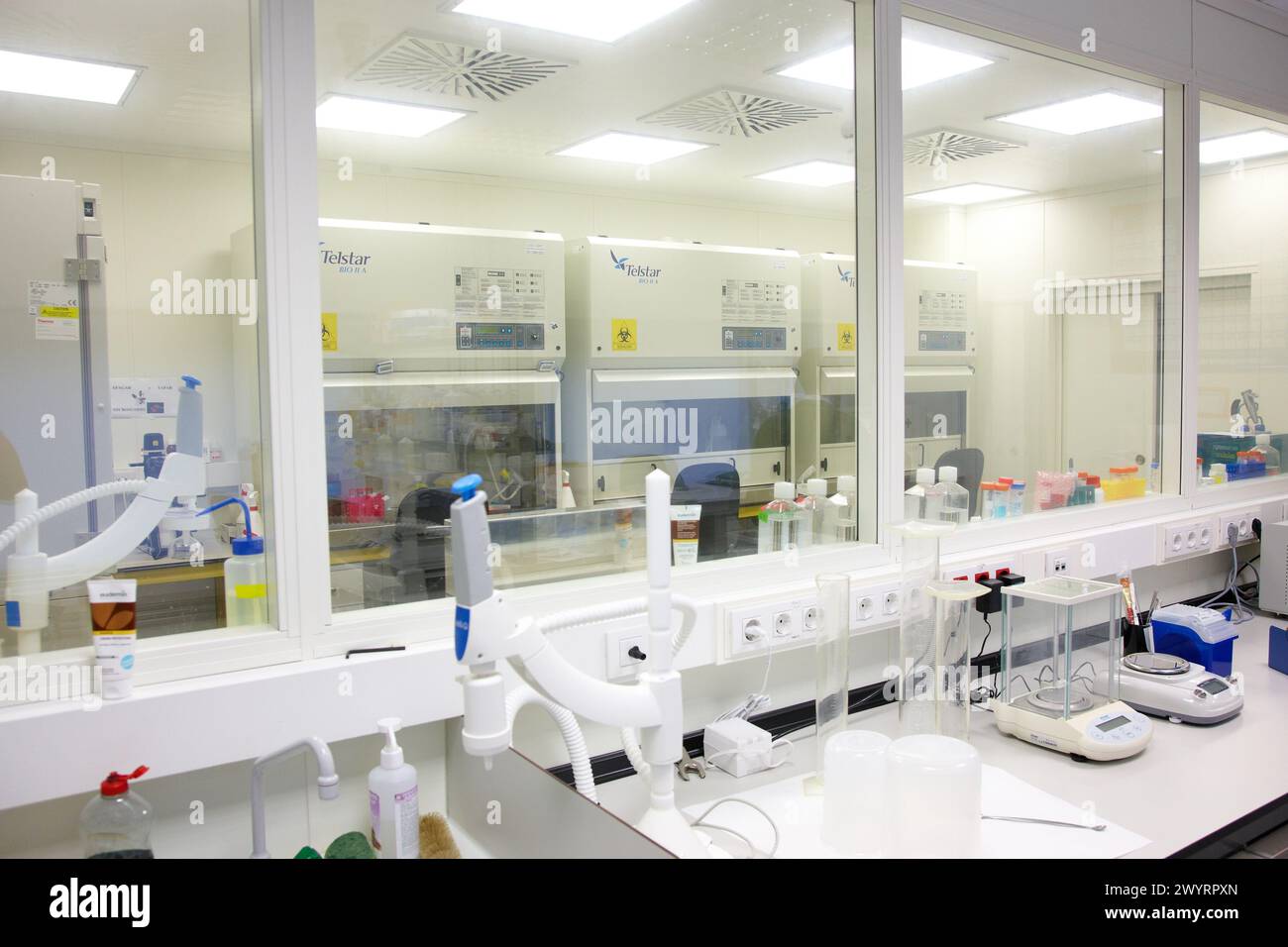Cleanrooms laboratory hi-res stock photography and images - Alamy